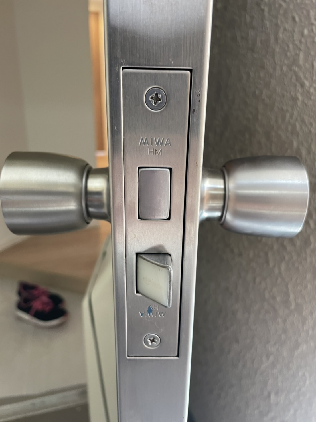 横浜市 中区 玄関ドアノブ交換 MIWA HM→レバーハンドル | 横浜市の鍵屋、鍵交換、鍵開け、鍵の修理・作製【マスターキー・ヨコハマ】