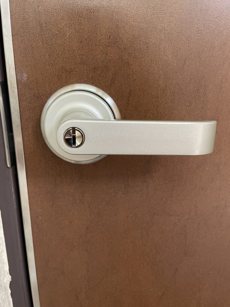横浜市 中区 玄関ドアノブ交換 MIWA HM→レバーハンドル | 横浜市の鍵屋、鍵交換、鍵開け、鍵の修理・作製【マスターキー・ヨコハマ】